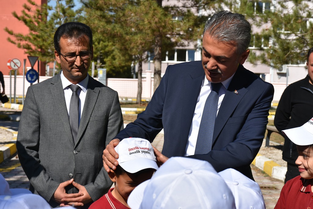 Vali Akkoyun, Trafik Eğitim Parkında çocuklarla buluştu - GÜNCEL - www ... Vali Akkoyun, Trafik Eğitim Parkında çocuklarla buluştu - GÜNCEL - www ...