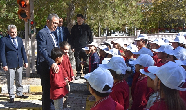 Vali Akkoyun, Trafik Eğitim Parkında çocuklarla buluştu - GÜNCEL - www ... Vali Akkoyun, Trafik Eğitim Parkında çocuklarla buluştu - GÜNCEL - www ...